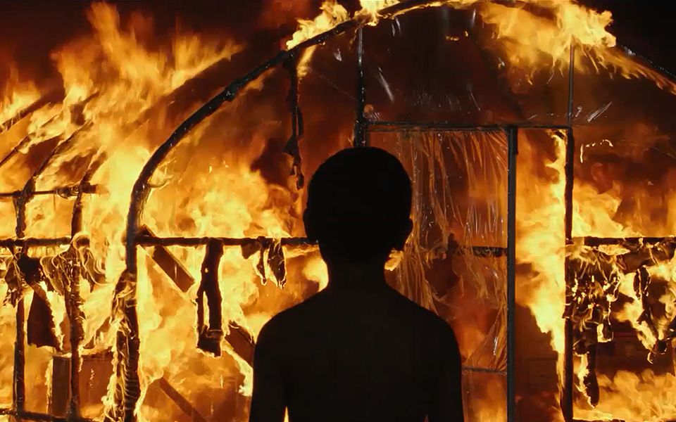 燃烧:即使在余烬中,愤怒仍然无处安放。