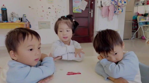 三岁三胞胎的第一次英语公开课,女生成小学霸,俩男生快要睡着啦