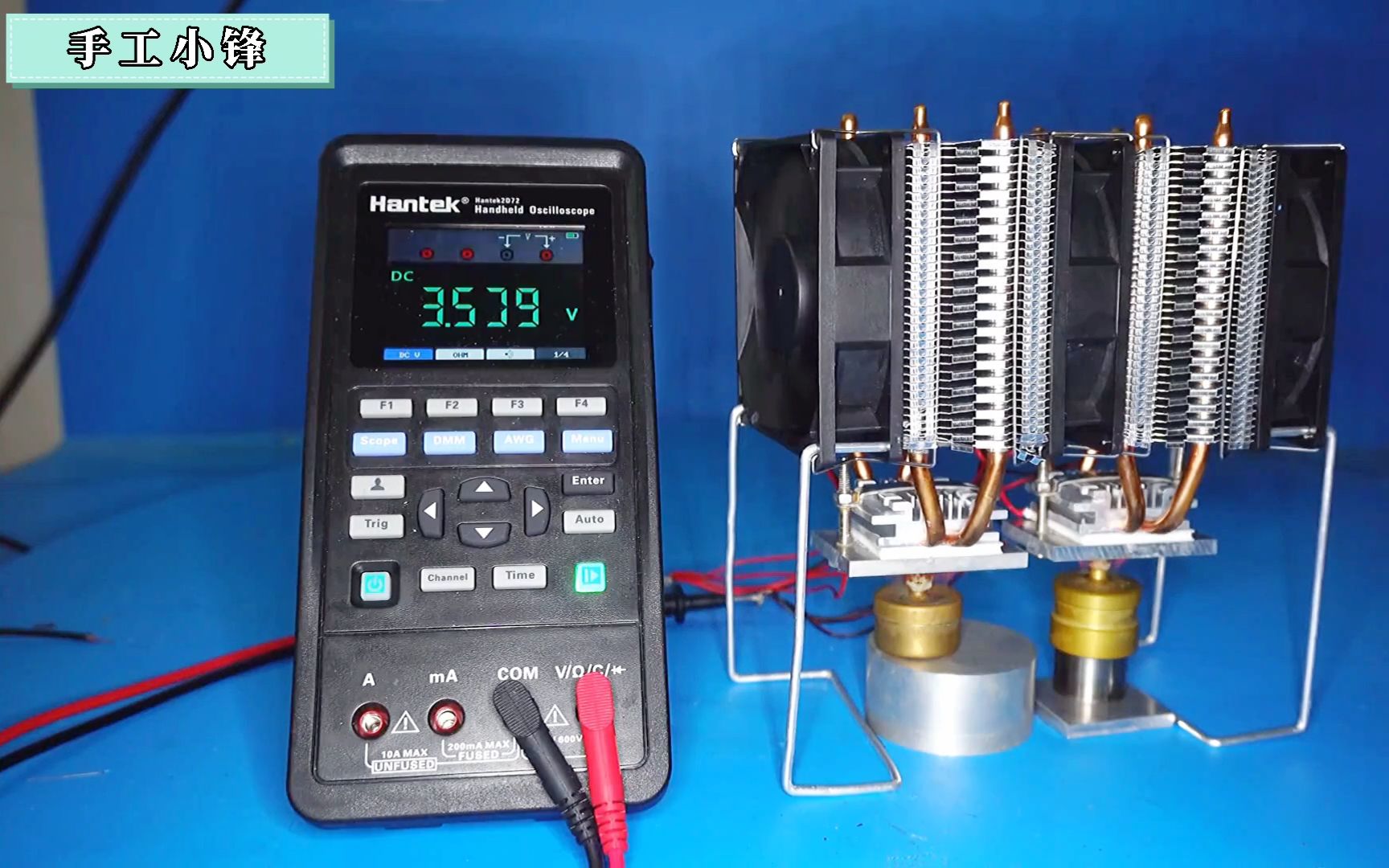 将半导体制冷片放到火上烤就能发电,轻松点亮灯泡,太神奇了