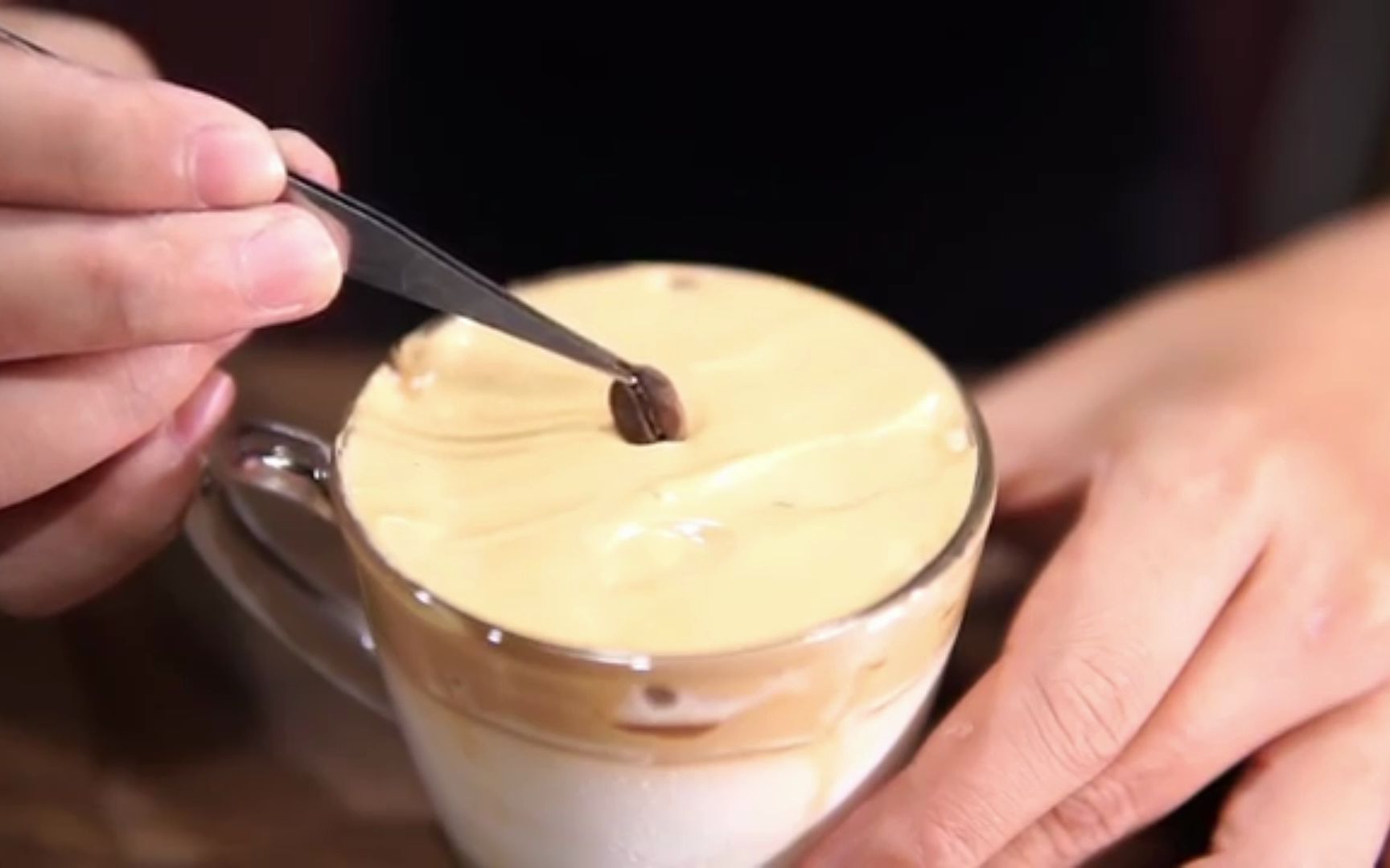 速溶黑咖啡使用方法,牛奶咖啡新式做法。咖啡大师手把手教你用速溶...