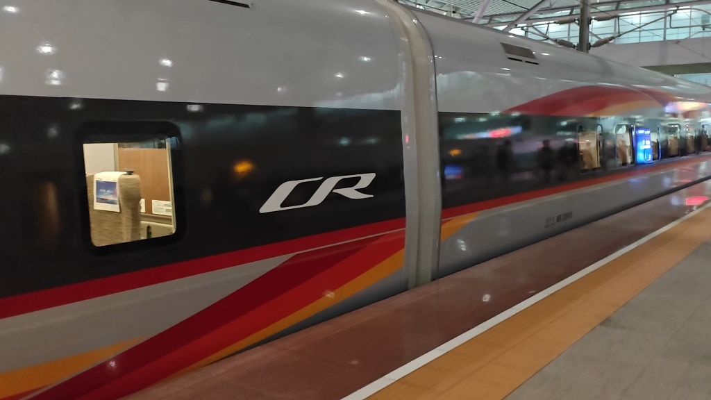 下车偶遇的全新卧铺复兴号CR400AF-AE-2399