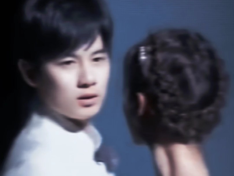 “旋转 对视 眼中只有彼此,再无其他”