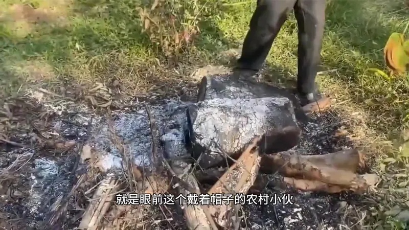 真的太牛了!小伙竟然将烧焦的木头打造出精美的实木家具