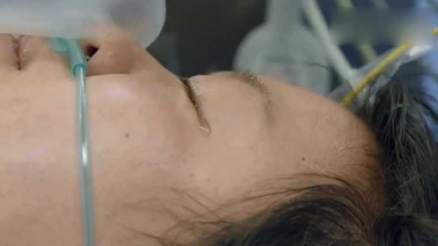 重病产妇刨宫产紧张万分,术前插导尿管就哭了起来
