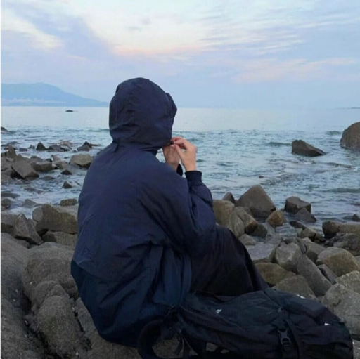 個久吐煙圈 