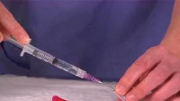 为何护士在打针前要将针头挤出水来?答案吓人一跳!