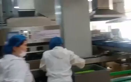 女人能顶半边天,有了乐鹰全自动清洗餐盒设备,后场机千份的学生餐盒,...