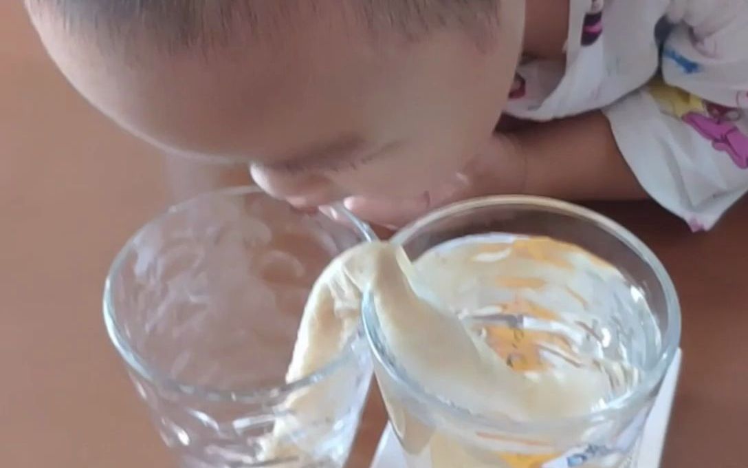 [3岁] 科学小实验:用纸搭桥运水,毛细现象的运用~