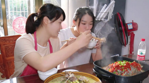 猪猪又搞到了大鱼头,皮皮在楼下碰巧路过,做两种口味给她尝尝