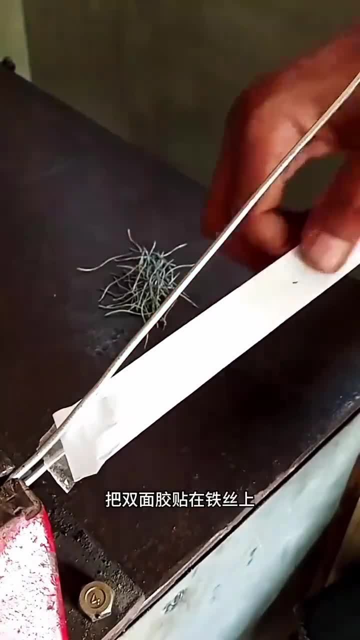 用双面胶把铁丝粘贴在钢条上,固定在电钻上就能清理钢管了