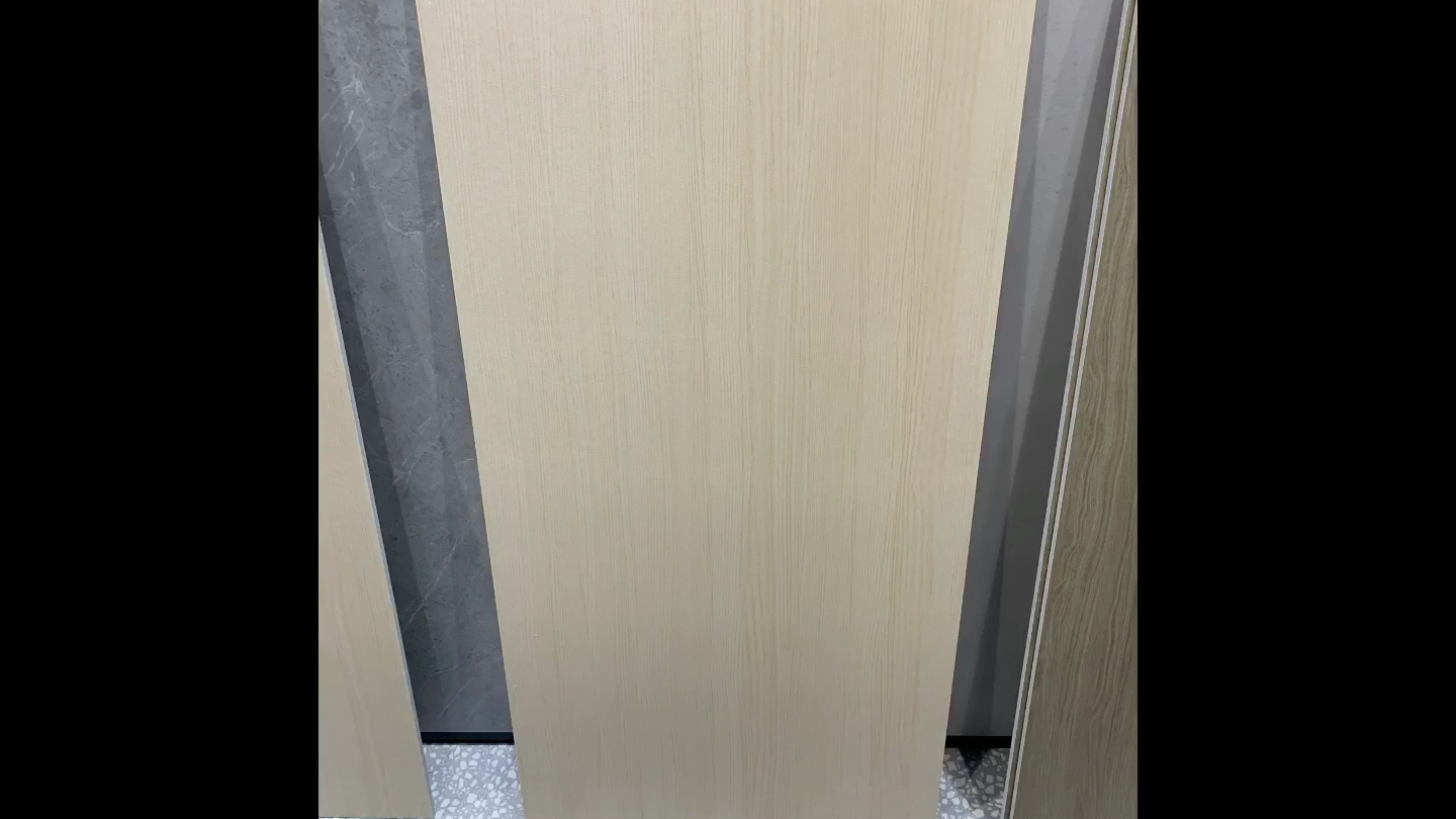 ...奶油白色木纹砖客厅瓷砖鱼骨橡木防滑暖黄人字拼花全瓷大板仿实木...