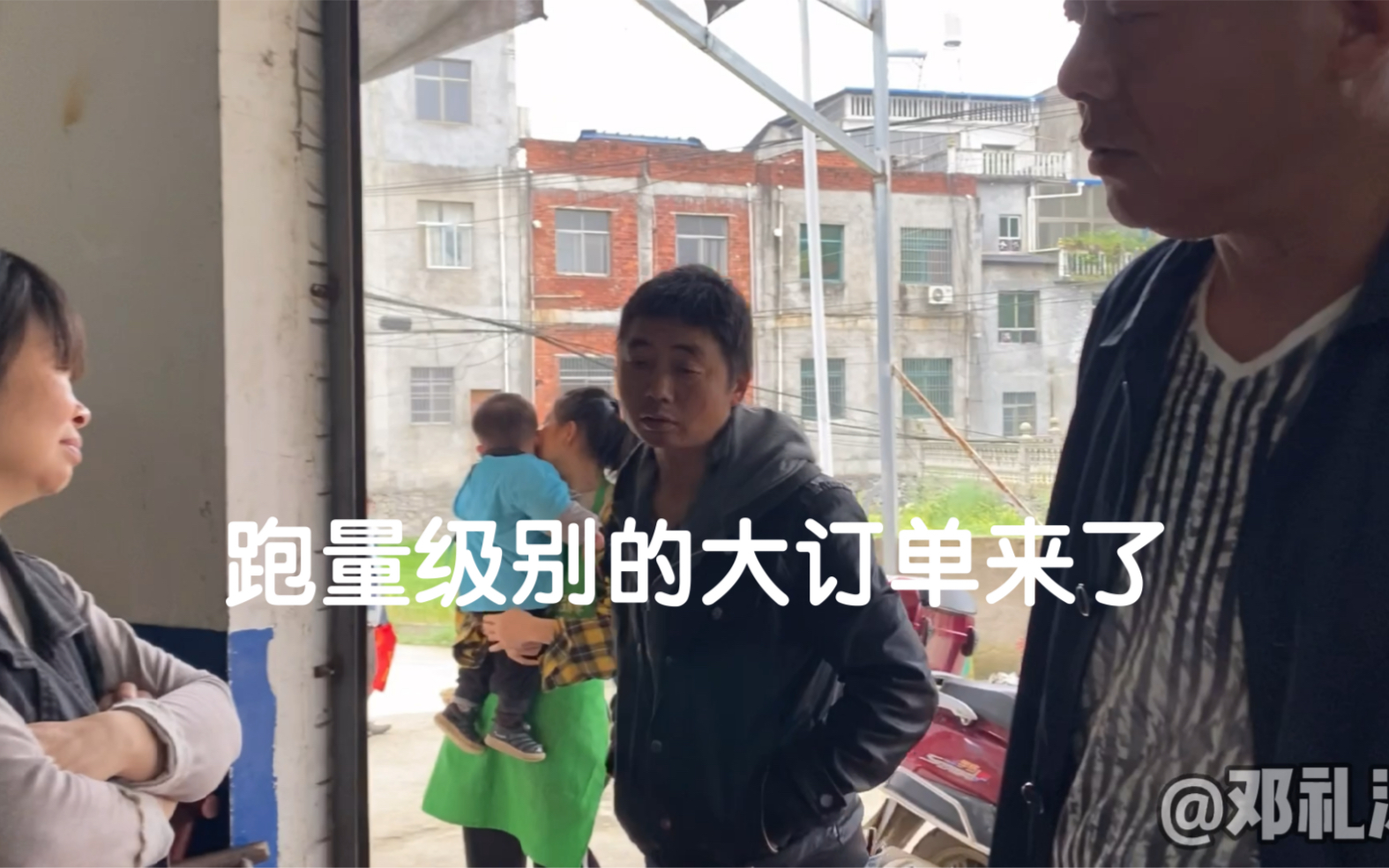 业务员上小工厂在线发单,每一单都是跑量级别的大订单,几万件到...