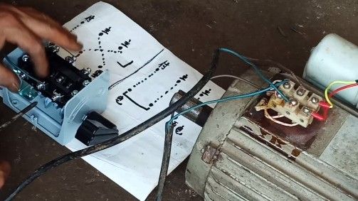 单相电动机接倒顺开关正反转,看这个图接线,以后就可以自己接了