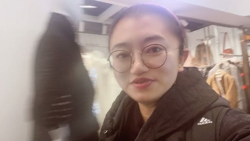 去医院打完试管针,生殖科的大夫说卵巢功能还可用。倩姐心情顿好