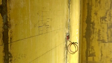 墙固是一种界面剂,它最大的作用就是提升墙面与石膏的附着力,避免...