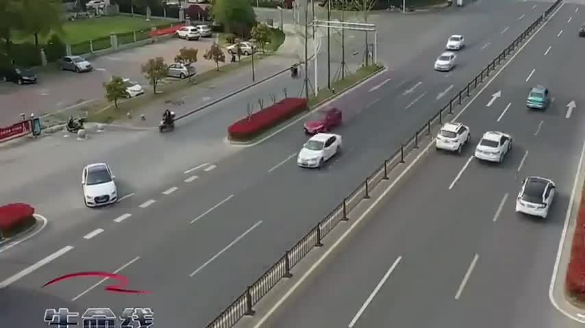 女子骑电动车被撞飞,头部血流成河当场死亡,车祸监控.