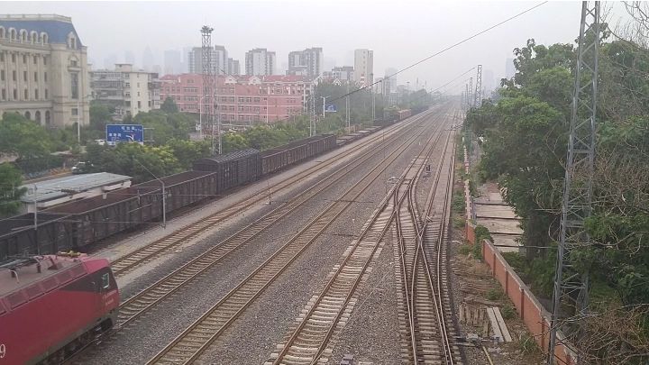 K728次列车普速通过!