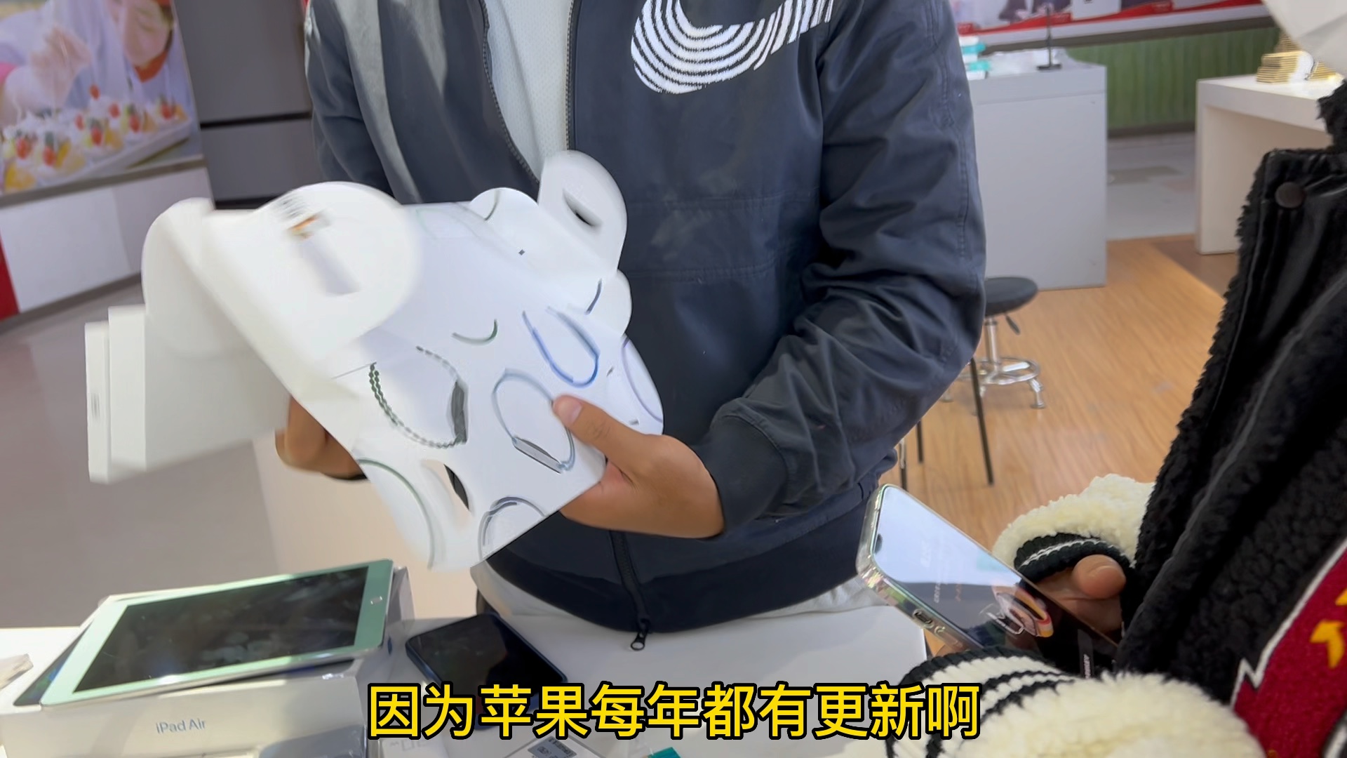 北京苹果店 小姑娘到店购买苹果手表!配对及使用方法!