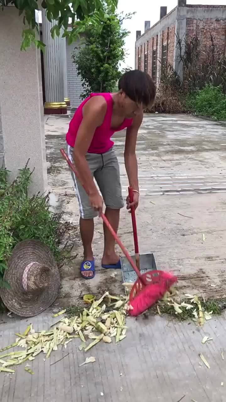 生活中我们可以做到的尽量把垃圾丢在垃圾桶