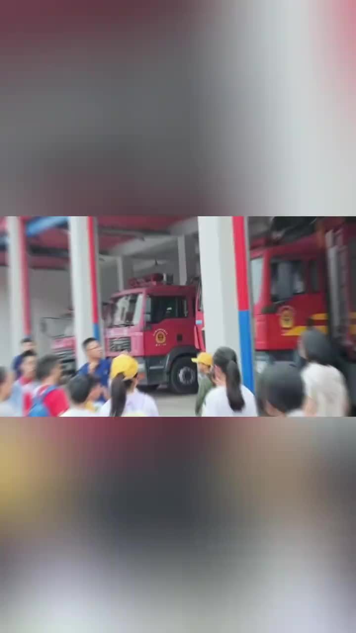 小学生进消防站参观开启"暑假安全第一课"