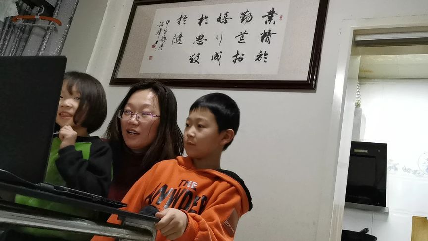 给两个宝贝上课了,看看他们如何互动的,我听不懂