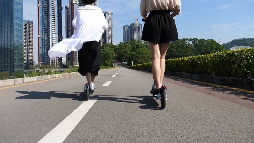 这长腿!罗哥为拼多多上买的“小米电动滑板车”做了一个宣传片