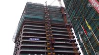 实拍建筑工地里,工人上临时电梯升降工作场景!