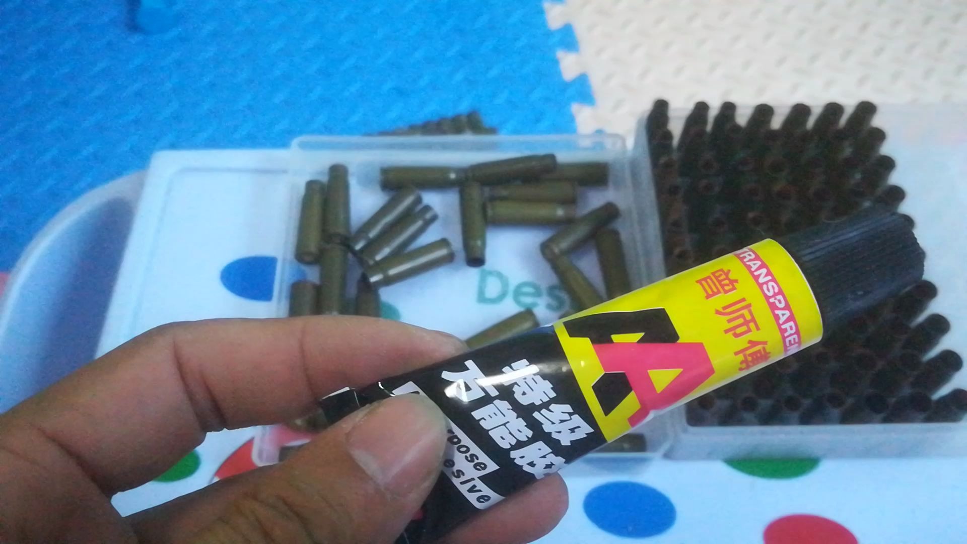 用捡来的弹壳粘一个坦克模型