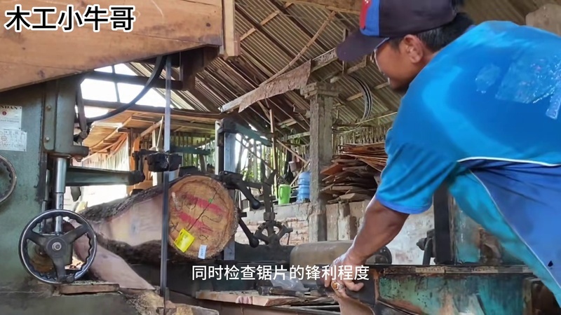锯木厂工人如何快速简单的切割松木