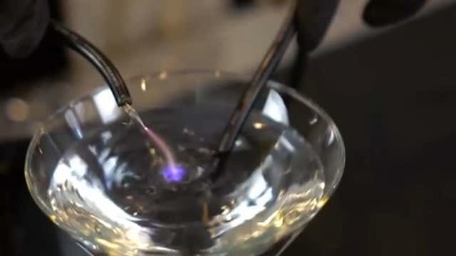 水可以导电,起初我是不相信的,看过这个实验不信都不可能