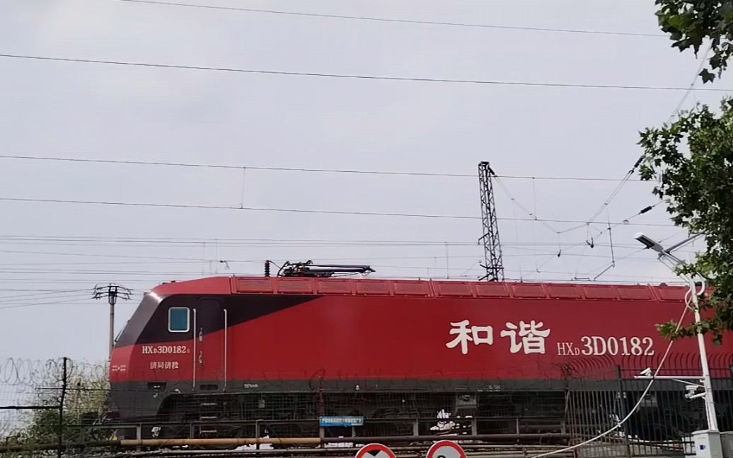 (拍车)K15次列车通过铁路桥,从邹城站缓慢加速