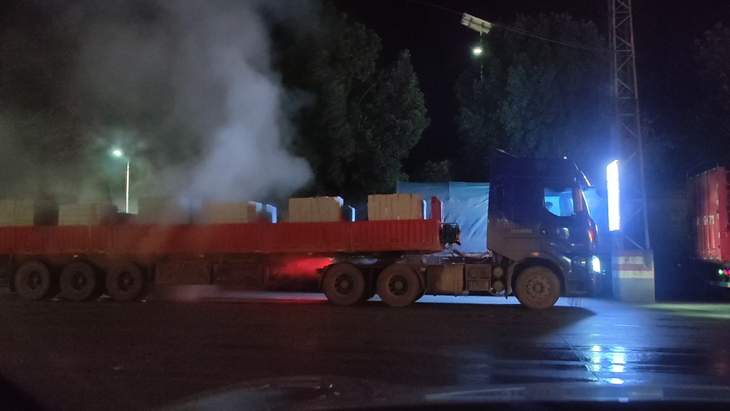 结束长下坡的半挂看着好恐怖