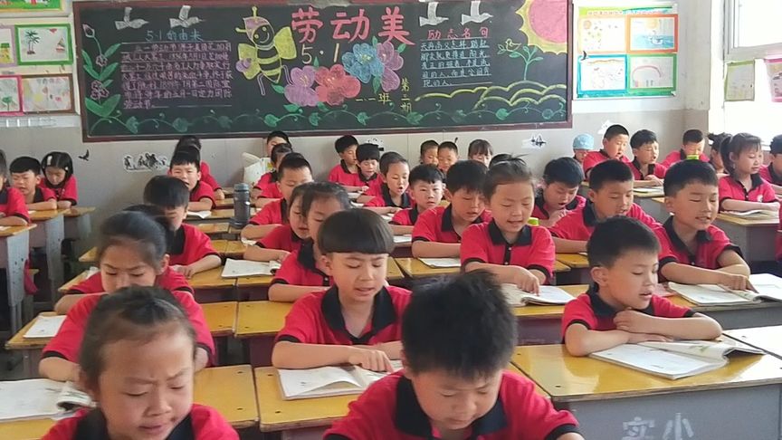 一年级小学生的晨读,书声琅琅,令人赞叹