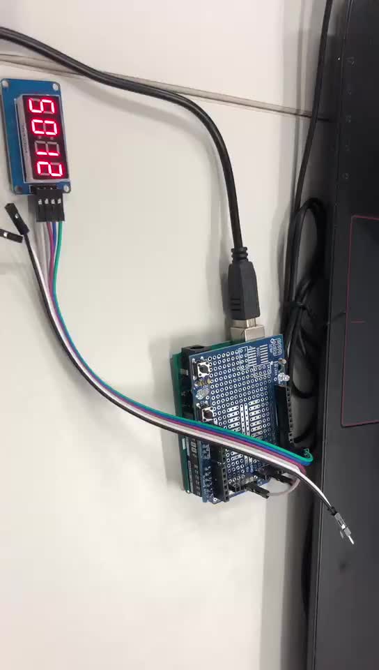 实现滚动显示自定义字符串。