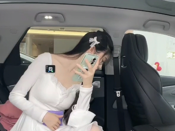 小姐姐穿珠光白丝白高跟 介绍豪华商务