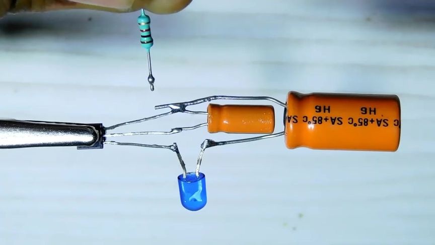 使用一个晶体管和两个电容制作一个LED闪光灯