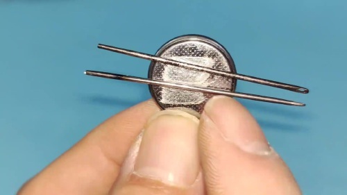 真没想到,在纽扣电池上故意放2根针,用途竟然这么大,太方便了