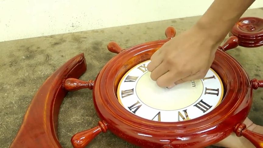DIY: 利用废旧木头制作的钟表
