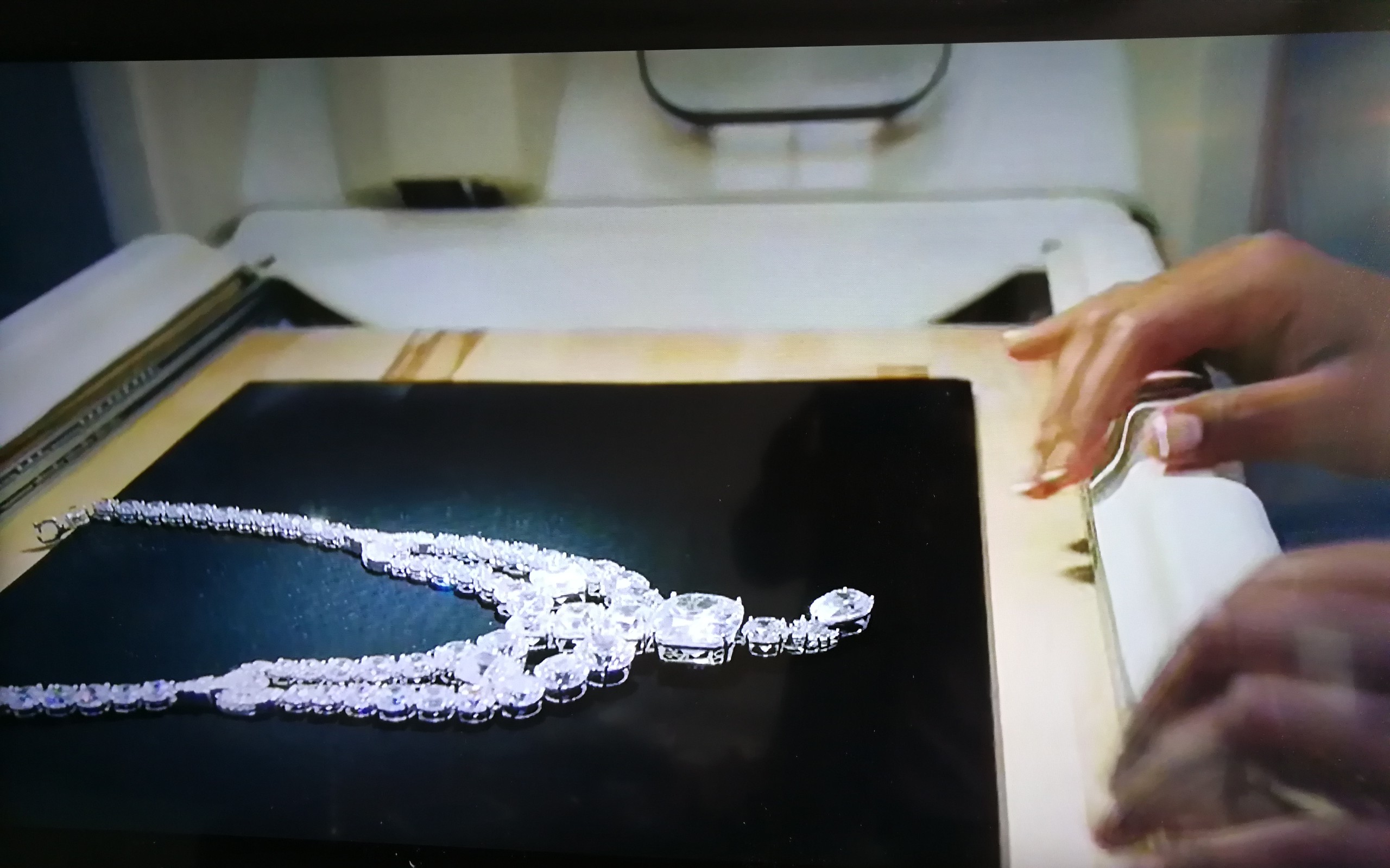 瞒天过海:美人计 来来来偷个项链大卸八块