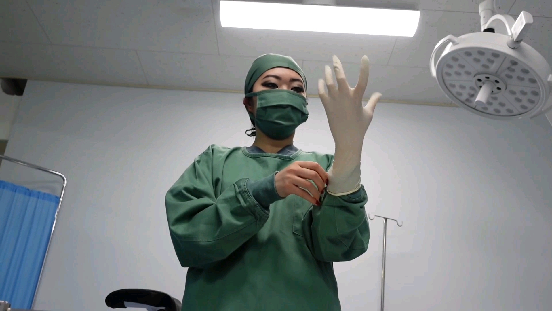 模拟手术室 三个戴手术手套的医生第三个 绿色手术衣白色无菌外科...