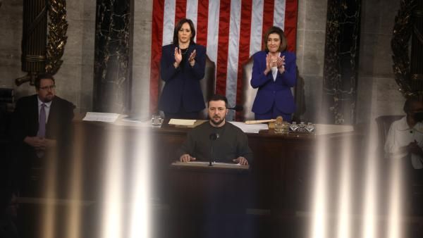 泽连斯基在美国国会发表演讲:乌克兰没有倒下,也永不投降