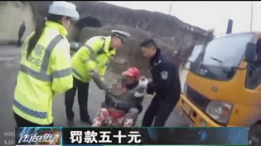 男子无证驾驶摩托车,被交警暂扣,妻子竟当场撒泼胡闹