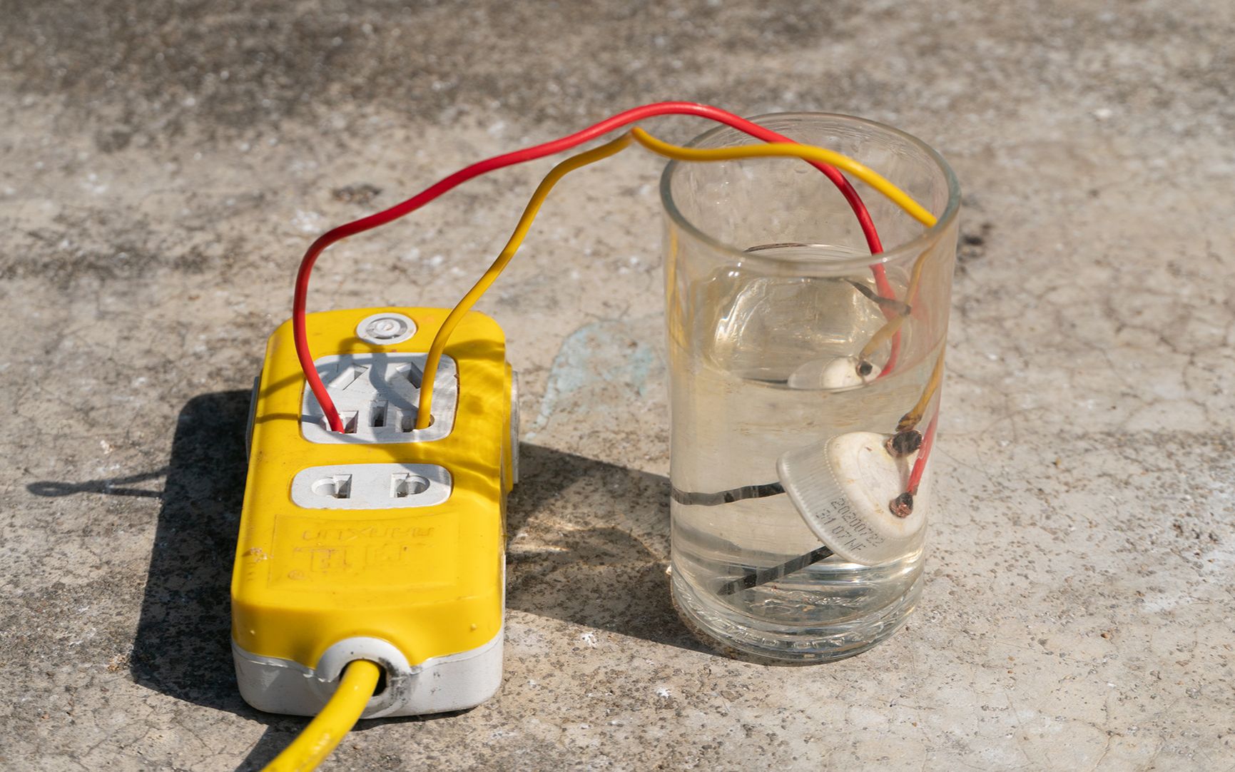 实验:给“盐水”通上220v交流电,会有什么现象呢?