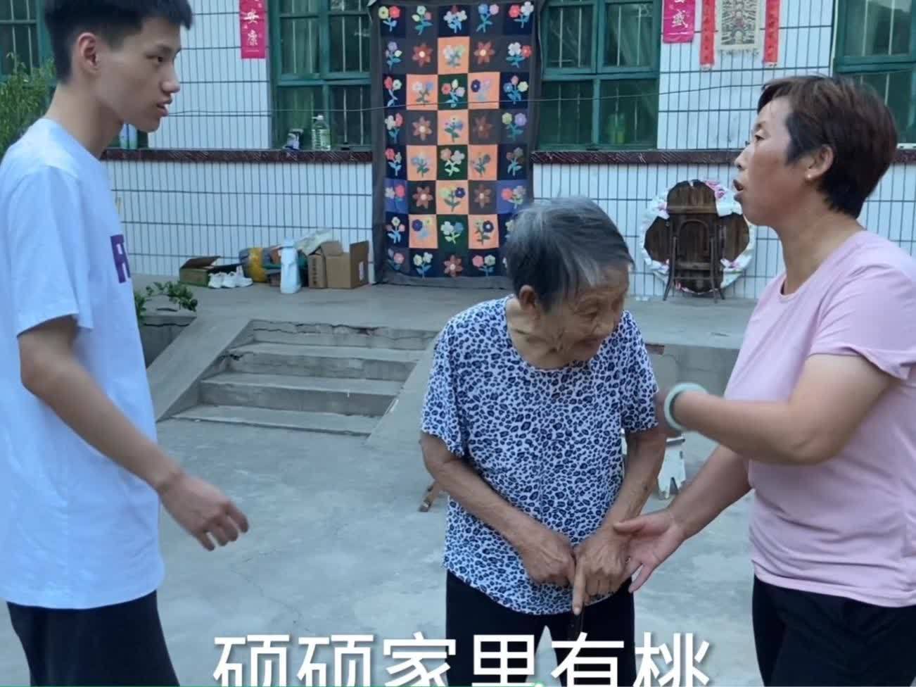 硕硕来家看姥姥娘,婆婆高兴拉手嘘寒问暖,给孩子跳舞展示才艺