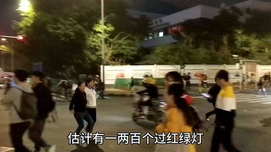 晚上6点30的深圳科技园,3交叉豪华斑马线200人同时过马路:真繁忙
