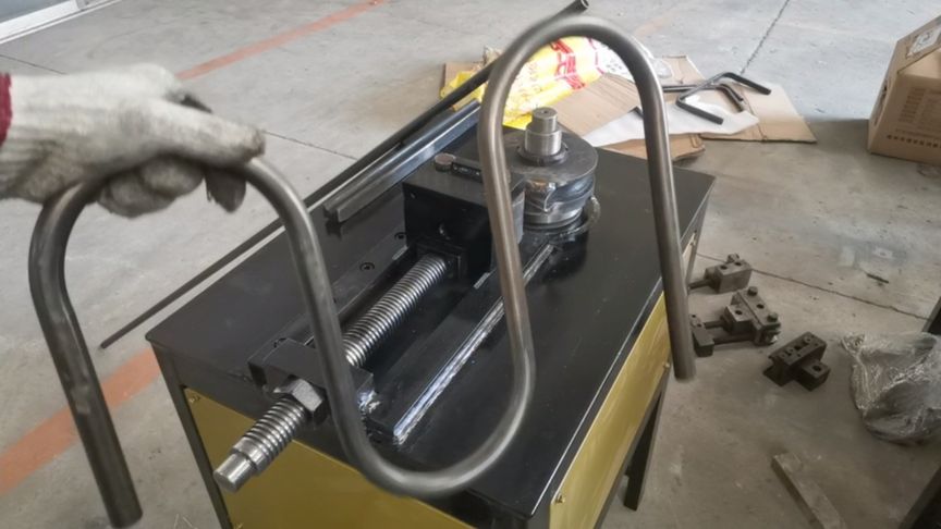 牛人制作一台弯管机来代替手工弯,弯起管来轻轻松松的事