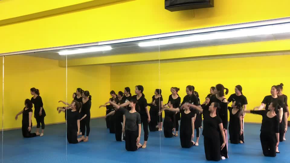 舞蹈组母亲节主题教研,妈妈和孩子一起起舞