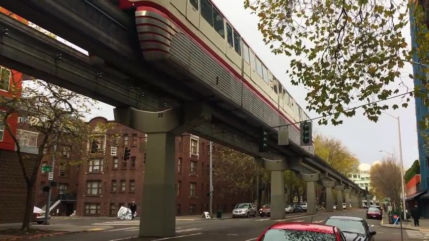 坐上单轨列车,体验一下在城市的高楼之间穿梭的感觉!