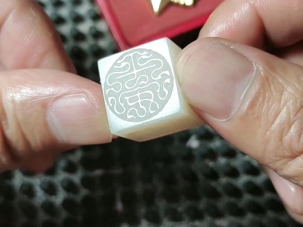 手工篆刻四面穿戴印章。