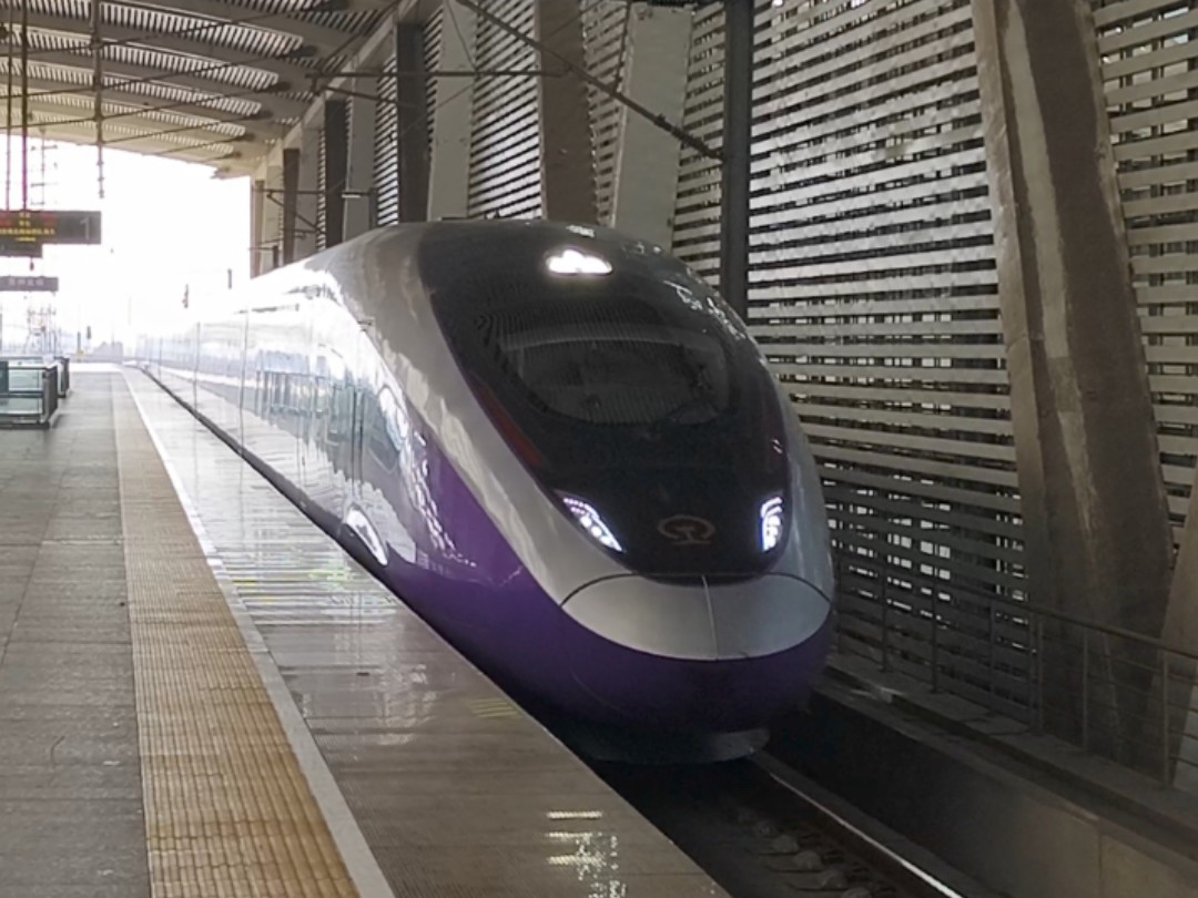 ...智动“润泽江南”CR400BF-Z-0524担当G676次列车进苏州北站1站台